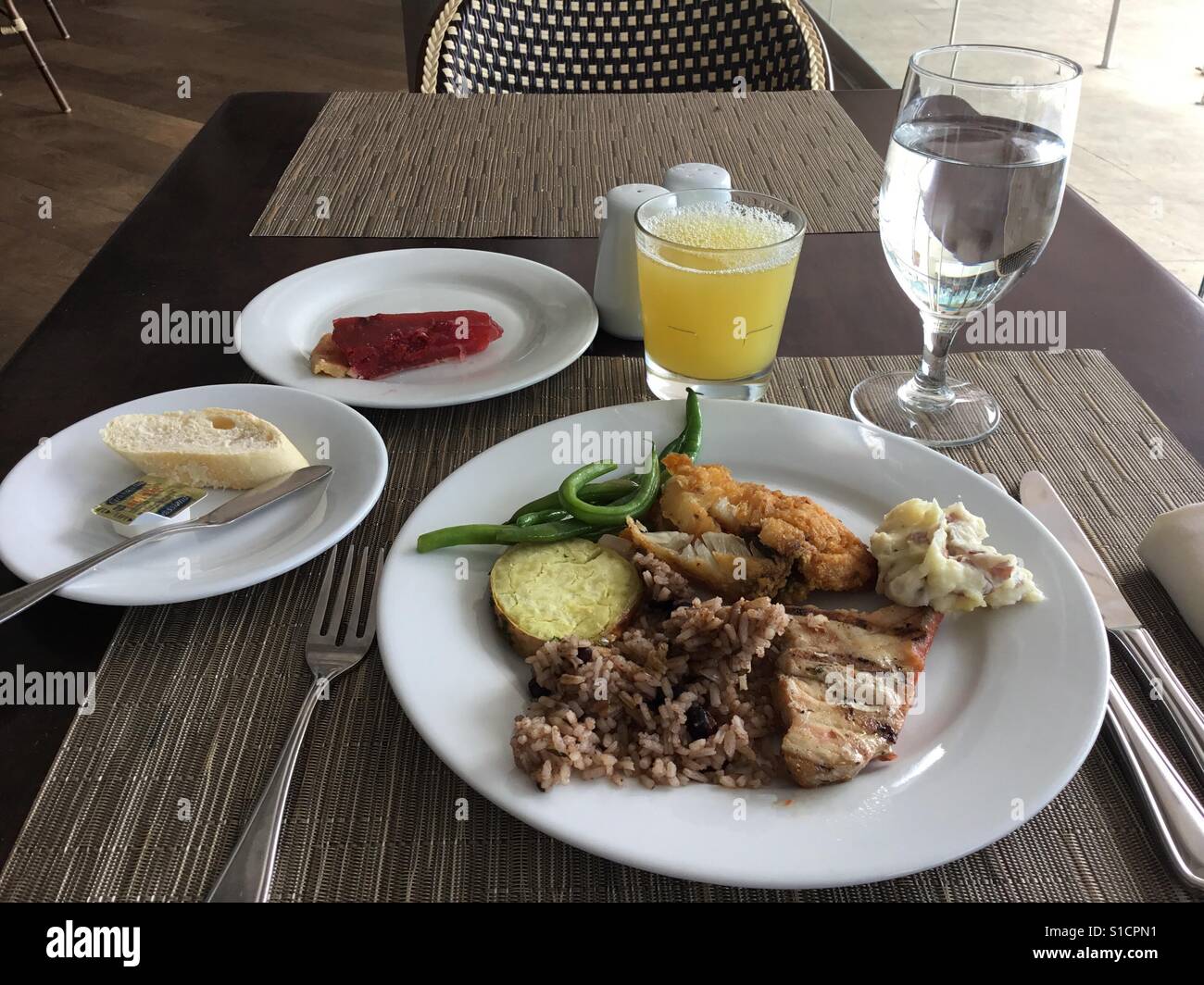 Lunch alone hi-res stock photography and images - Alamy