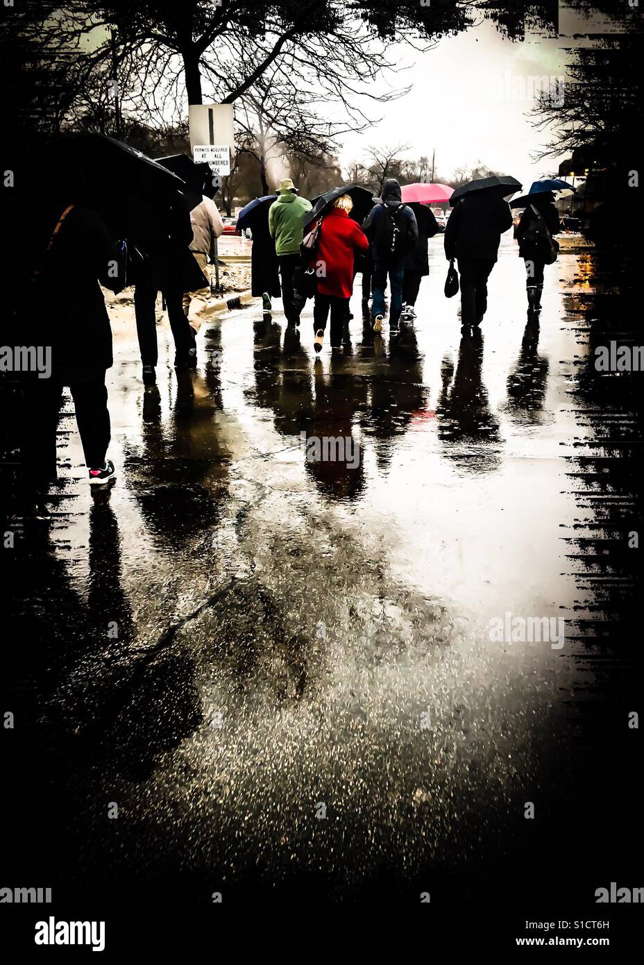Wet rain crowd hi-res stock photography and images - Alamy