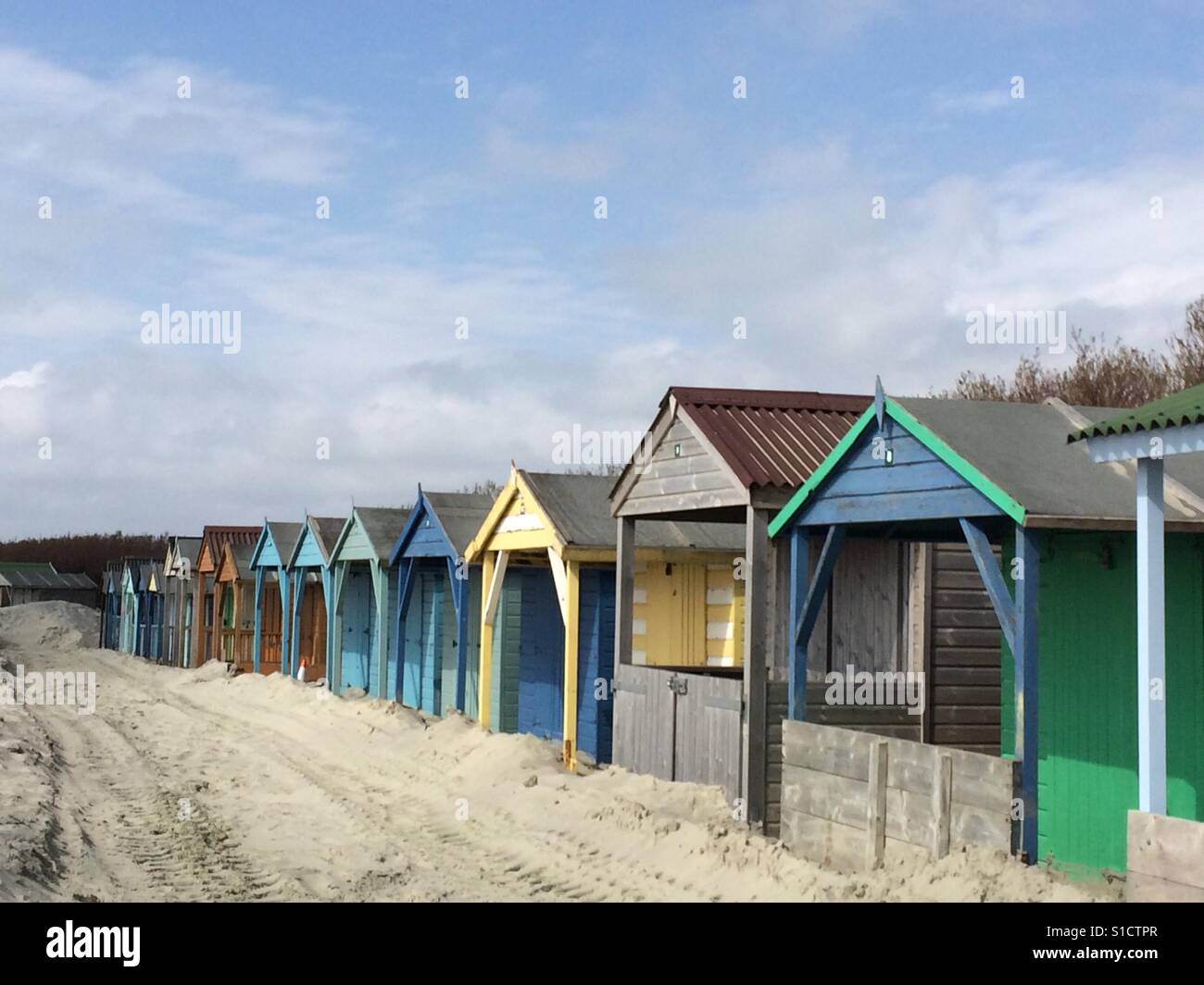 Beach huts at West Wittering Stock Photo - Alamy