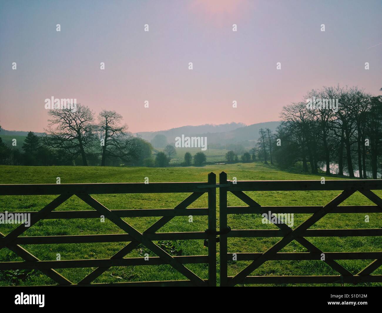 Gate open field hi-res stock photography and images - Alamy