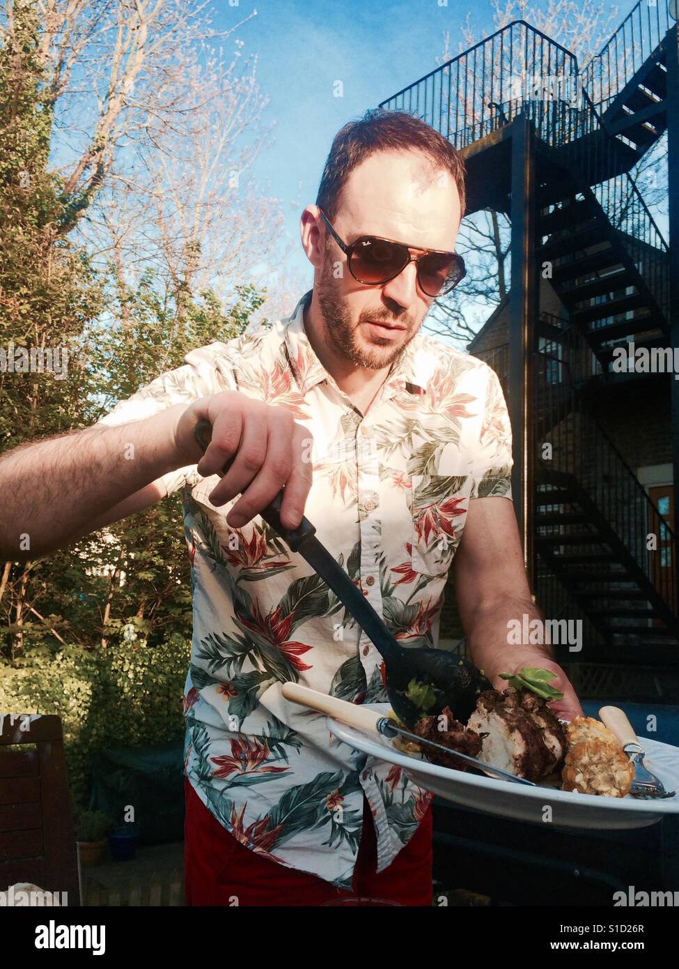 Man and bbq hi-res stock photography and images - Alamy