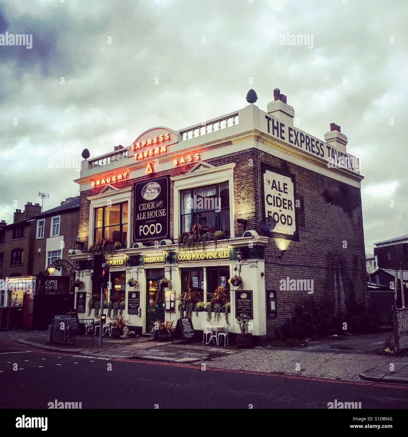 The Express Tavern pub in Kew London Stock Photo - Alamy