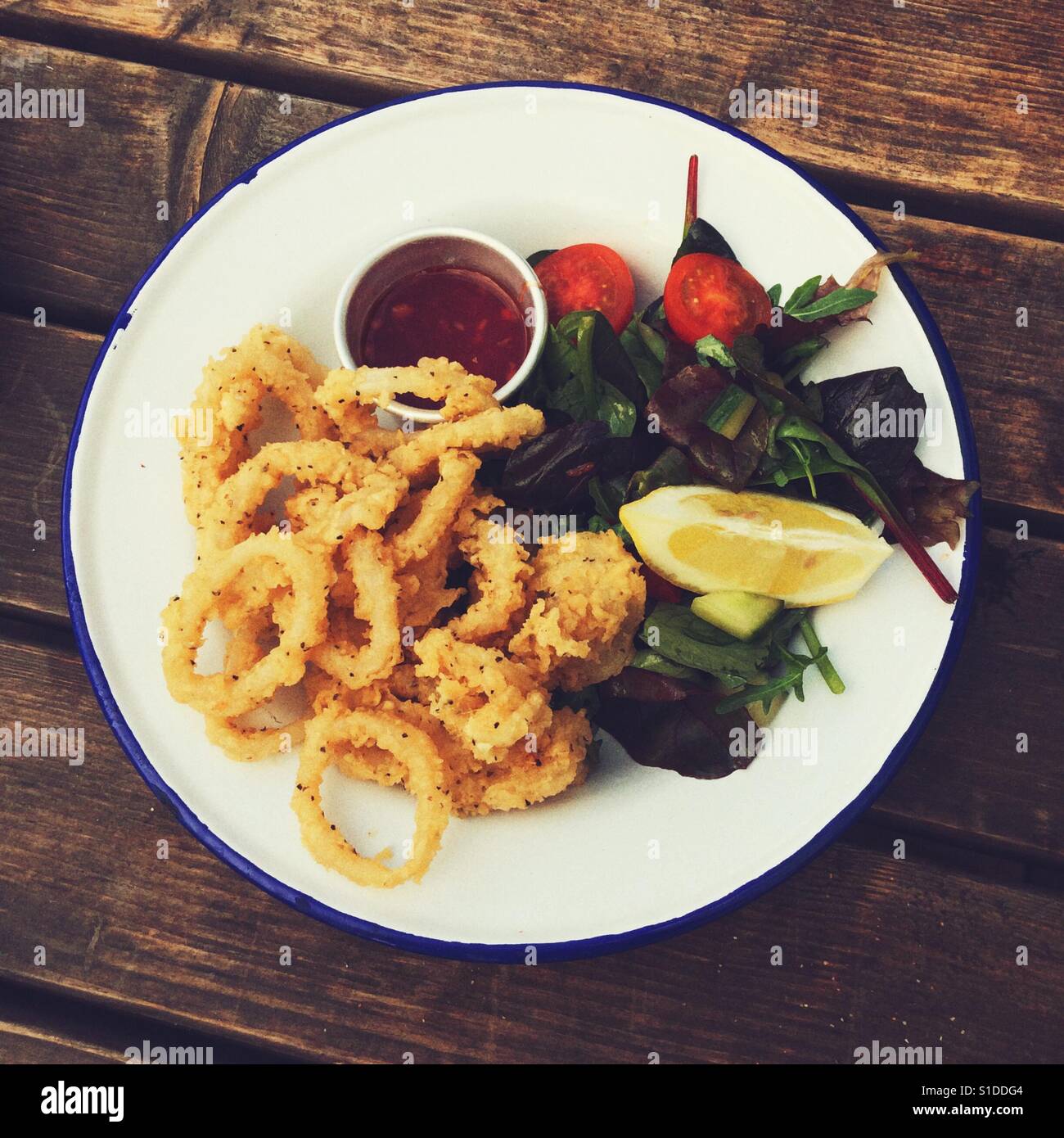 Deep fried calamari and salad Stock Photo - Alamy