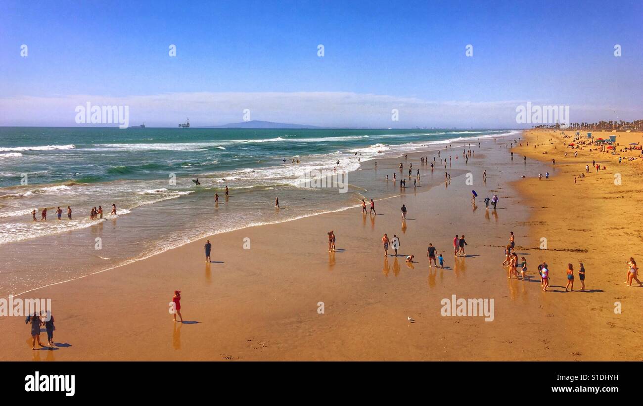 Beach goers smartphone stock photos and images - Alamy