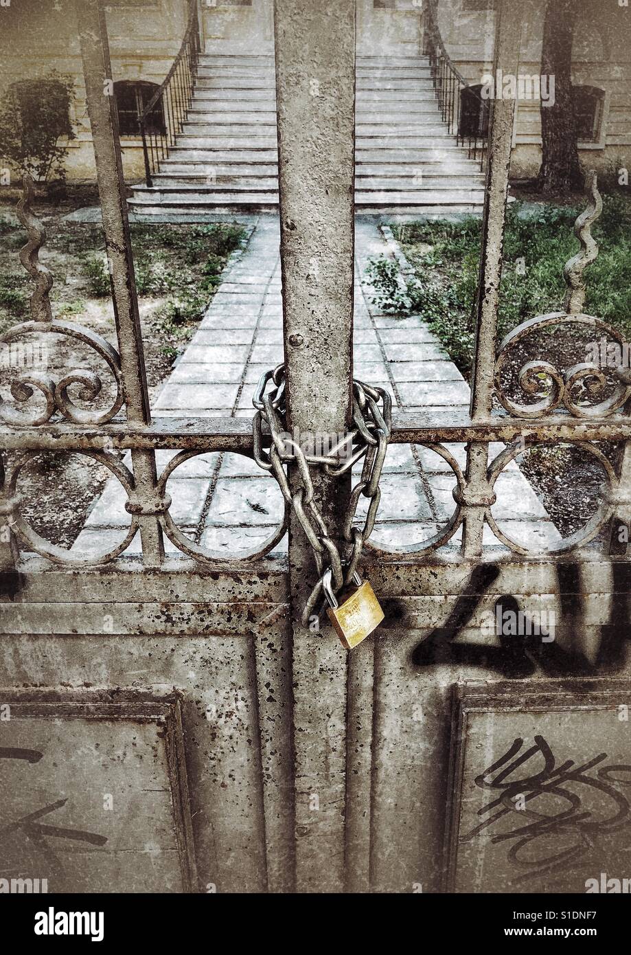 Locked iron gates hi-res stock photography and images - Alamy