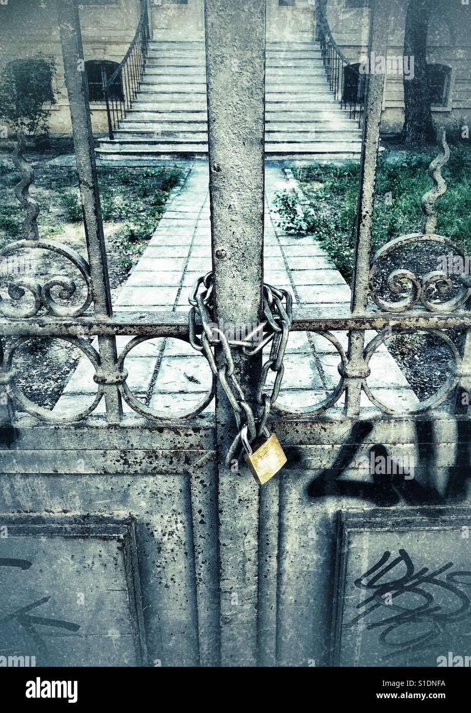 Locked door gate hi-res stock photography and images - Alamy