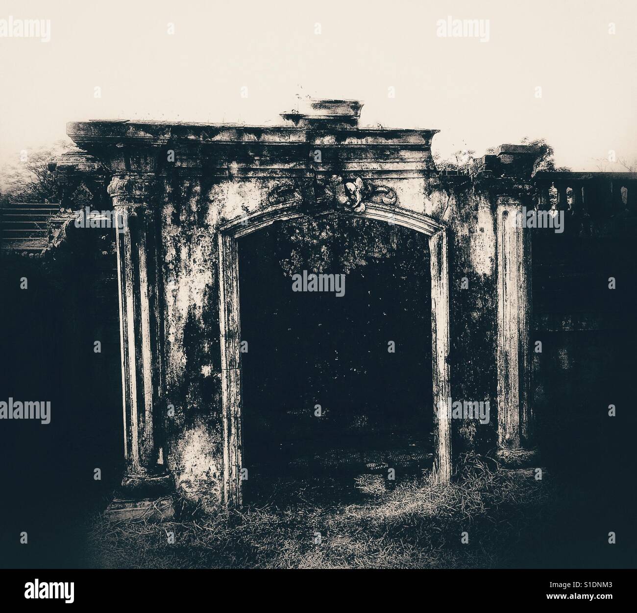 Crumbling door entry Stock Photo - Alamy