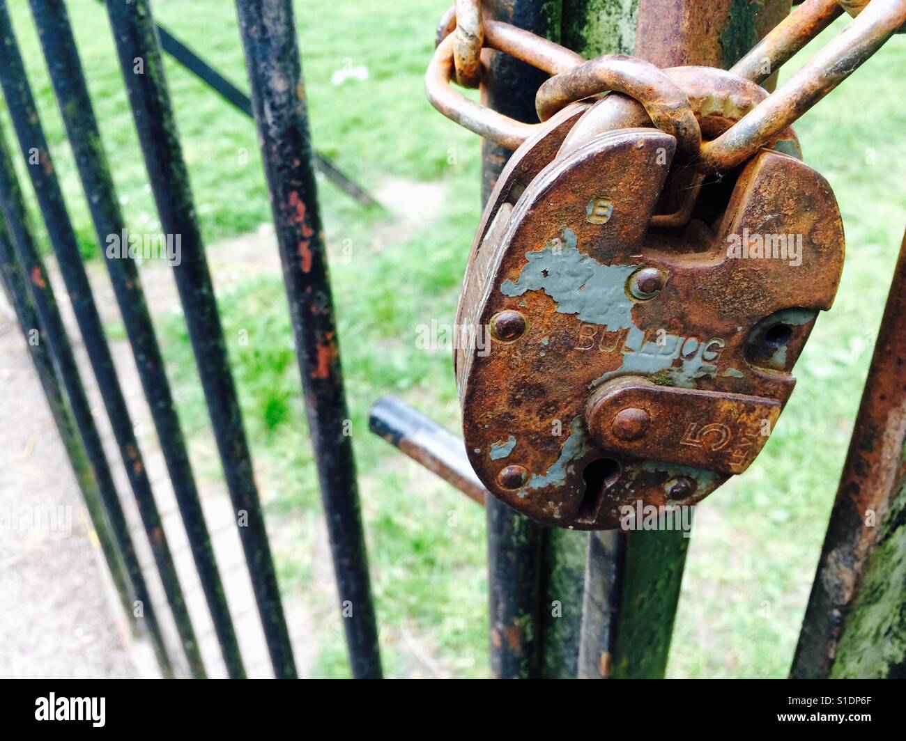 Rust on gate hi-res stock photography and images - Alamy