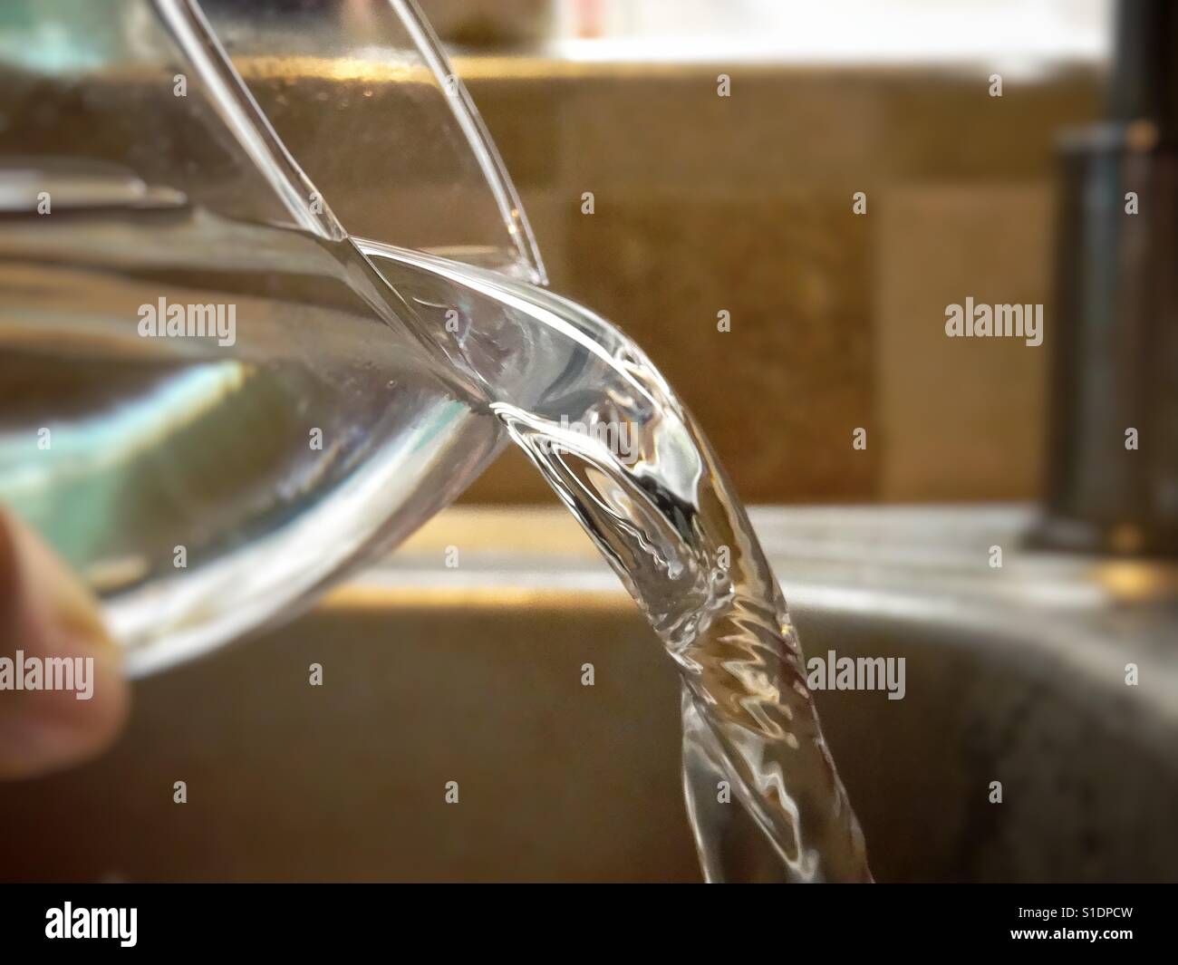 Water pouring into sink hi-res stock photography and images - Alamy