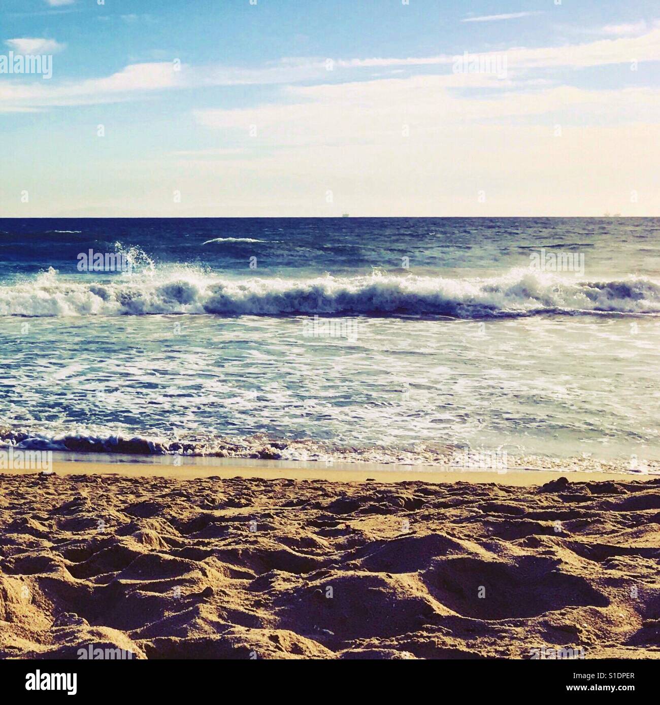 Square waves beach hi-res stock photography and images - Alamy