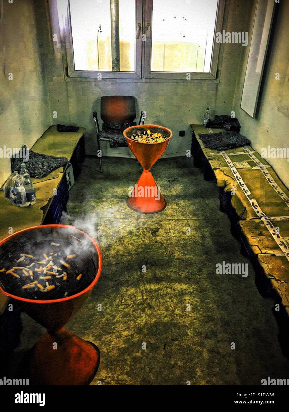 Smoking room hi-res stock photography and images - Alamy