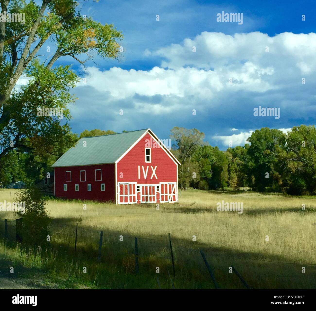 Red barn beauty Stock Photo - Alamy