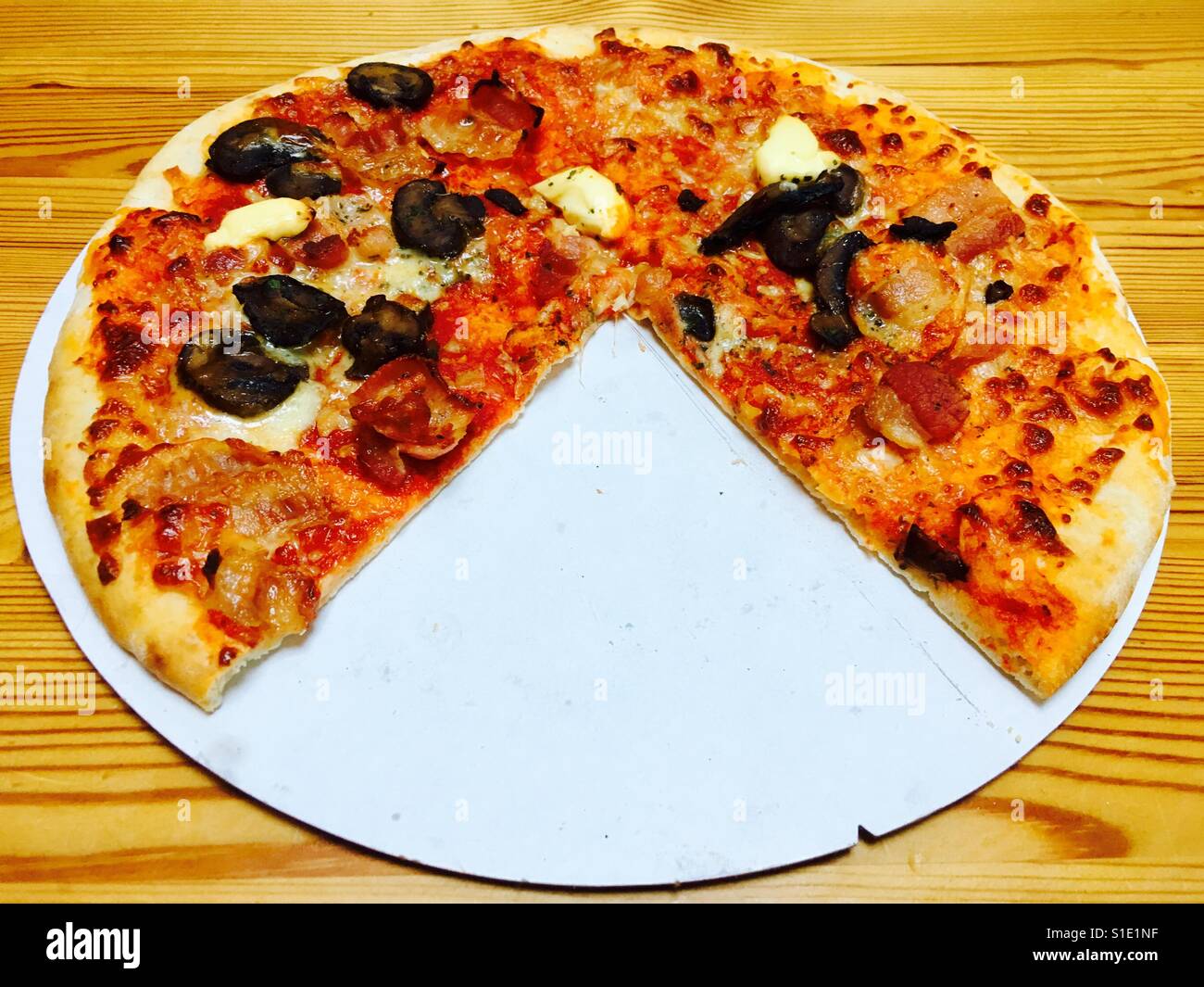 Cooked frozen pizza Stock Photo - Alamy