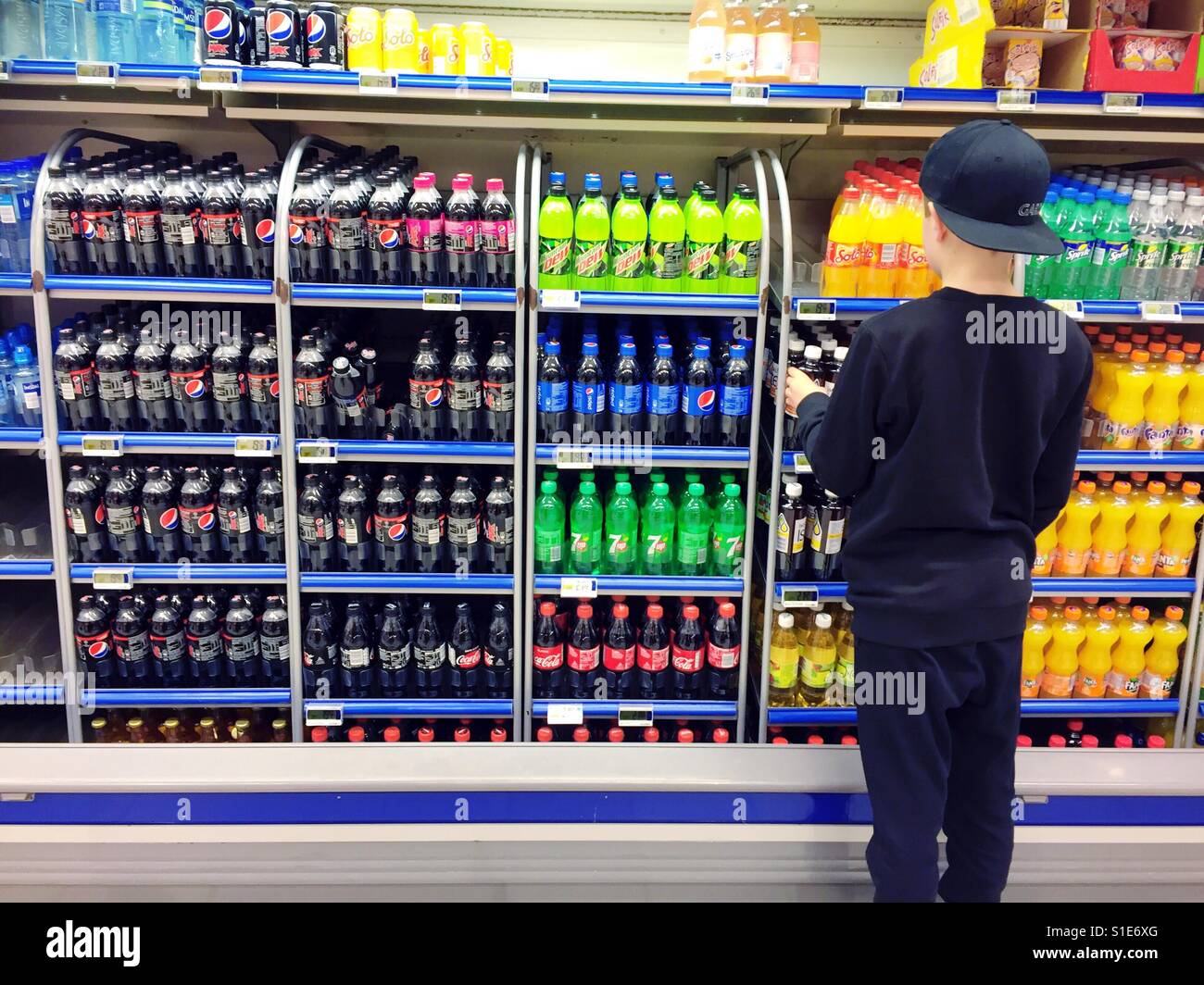 Pepsi coke store shelves hi-res stock photography and images - Alamy
