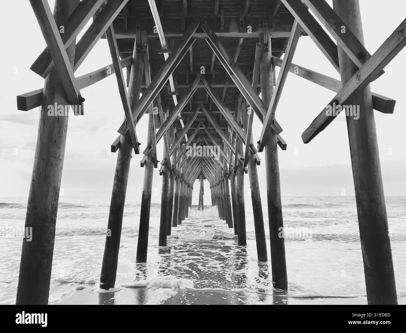 Black and white of ocean pier hi-res stock photography and images - Alamy