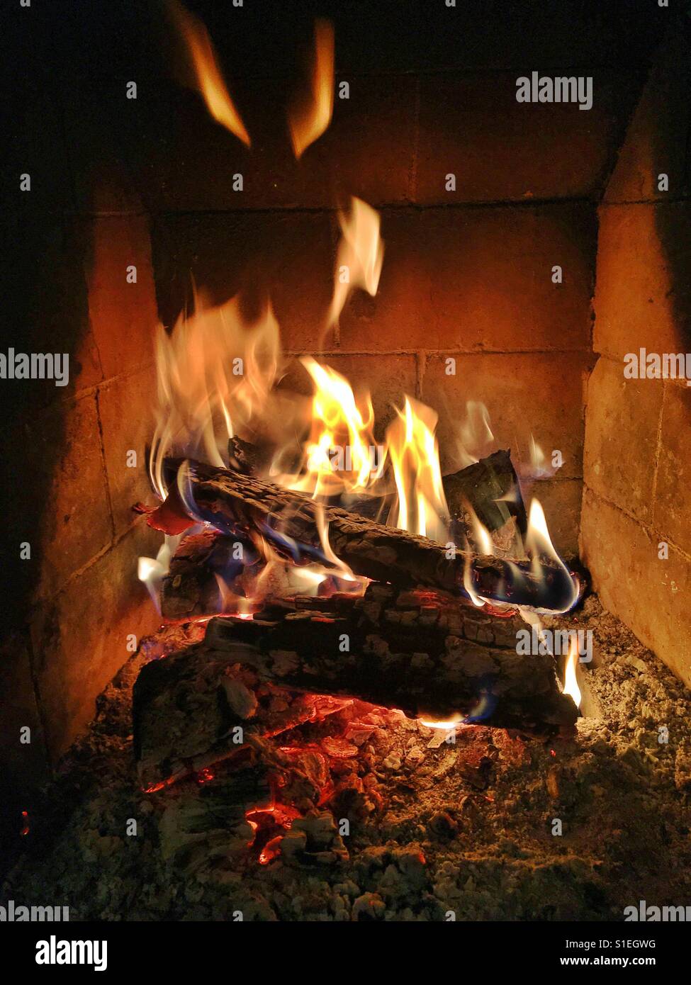 Fire in open fireplace Stock Photo - Alamy