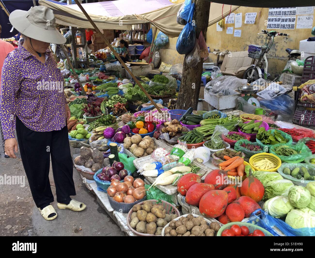 Hanoi street fruits hi-res stock photography and images - Alamy