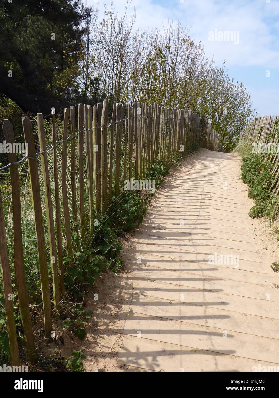 Beach path entrance hi-res stock photography and images - Alamy