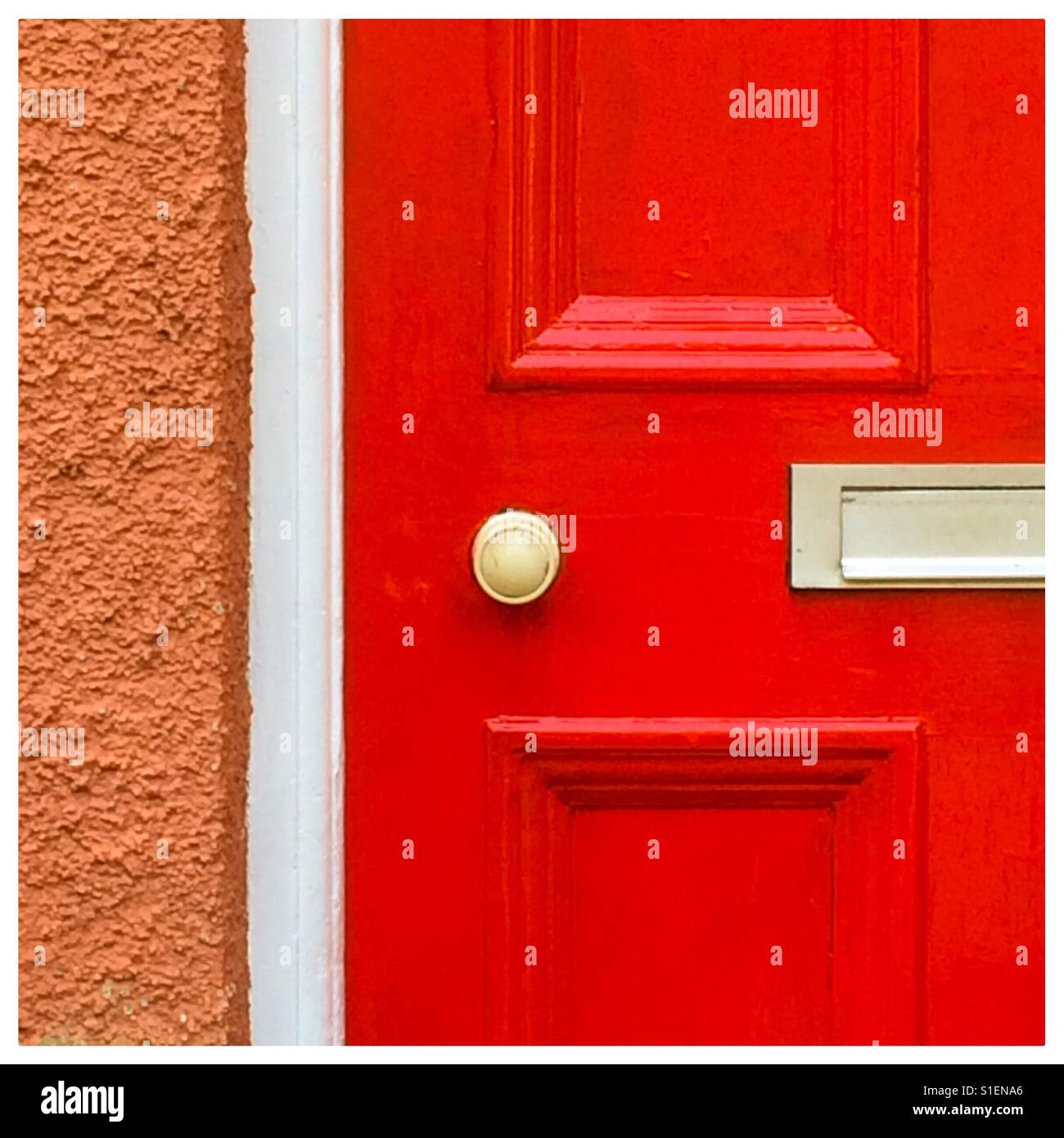 Letterbox red door hi-res stock photography and images - Alamy
