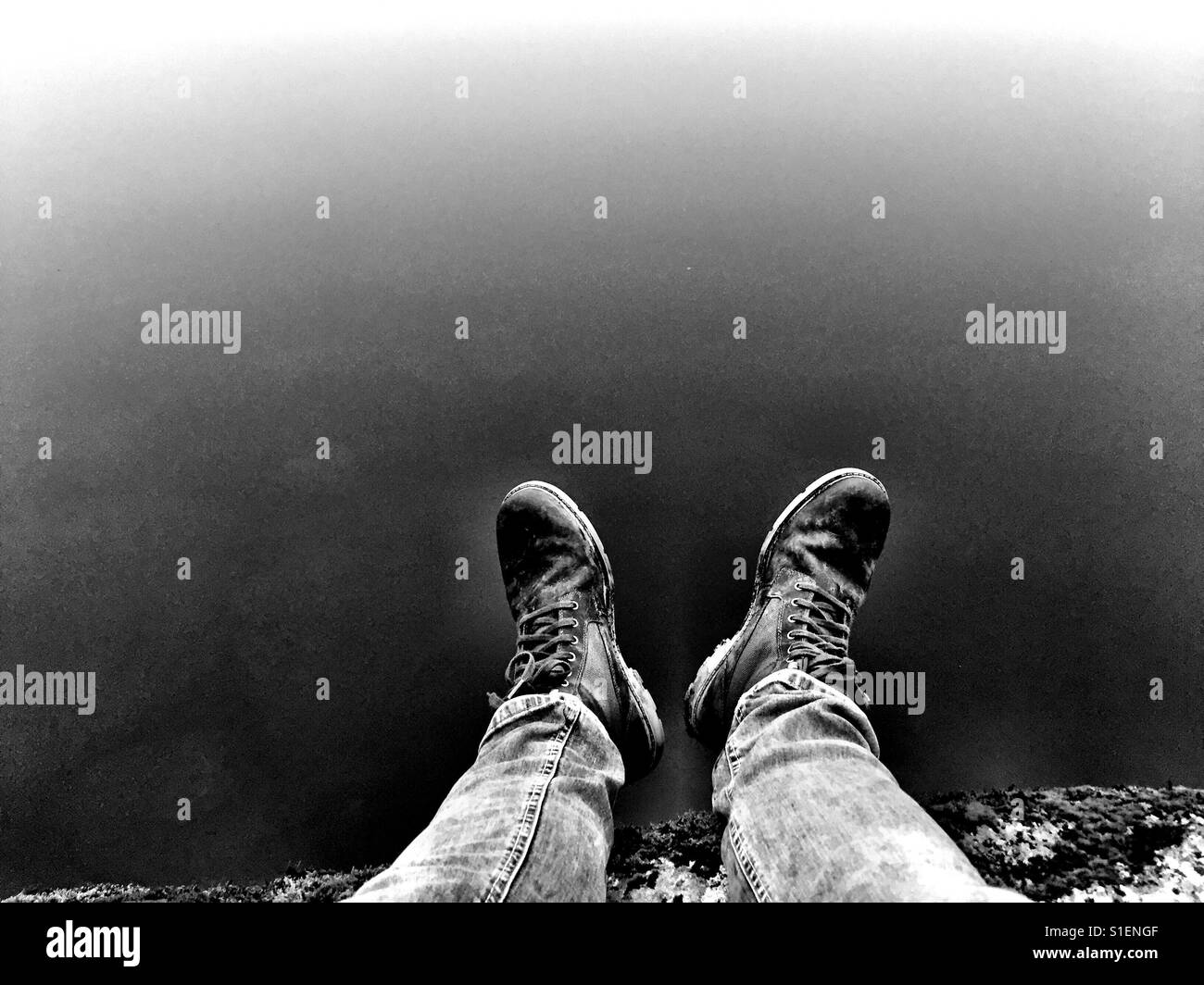 Hanging edge cliff hi-res stock photography and images - Alamy