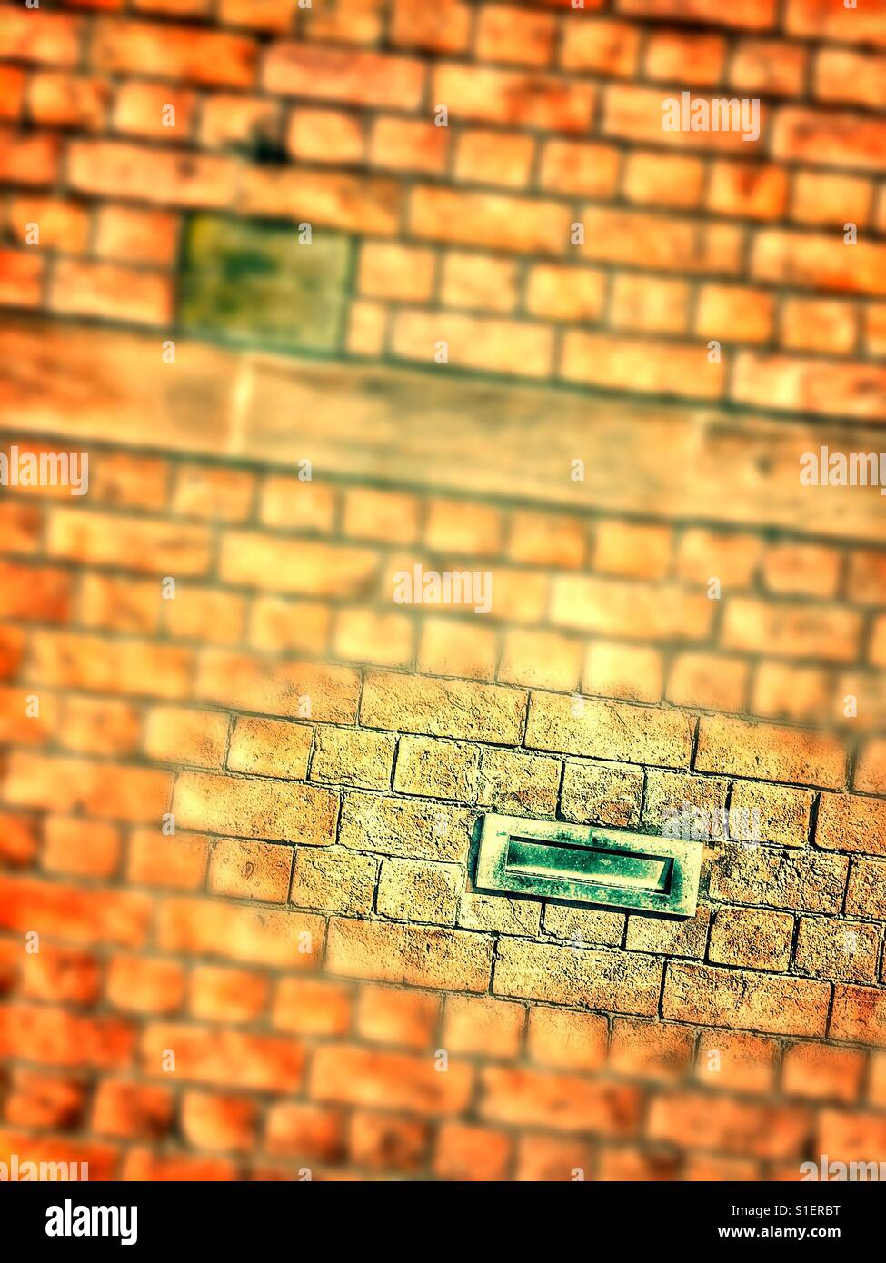 Letterbox in brick wall hi-res stock photography and images - Alamy