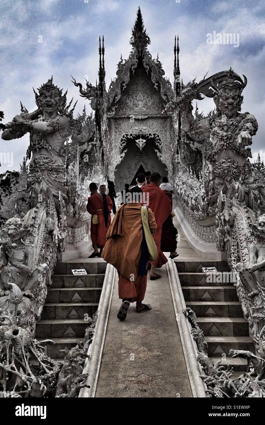 Monks paying their respect at The White Temple Stock Photo - Alamy