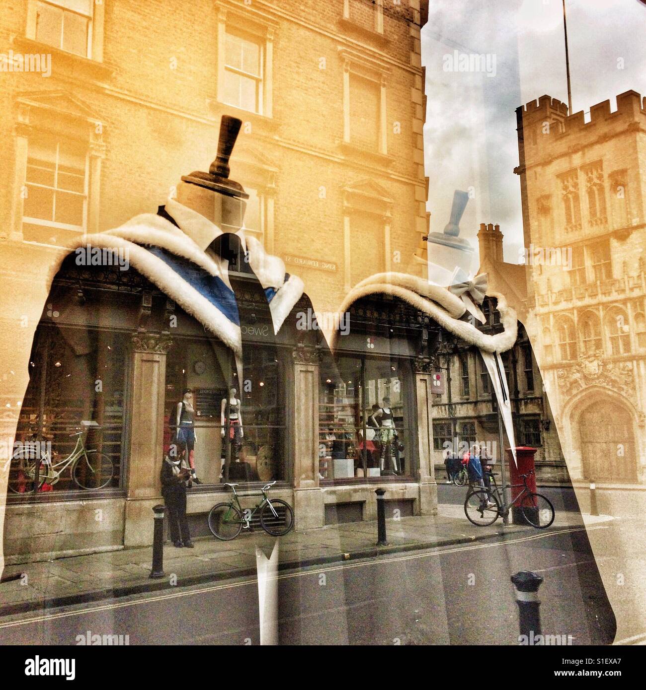 Oxford university students gowns hi-res stock photography and images ...