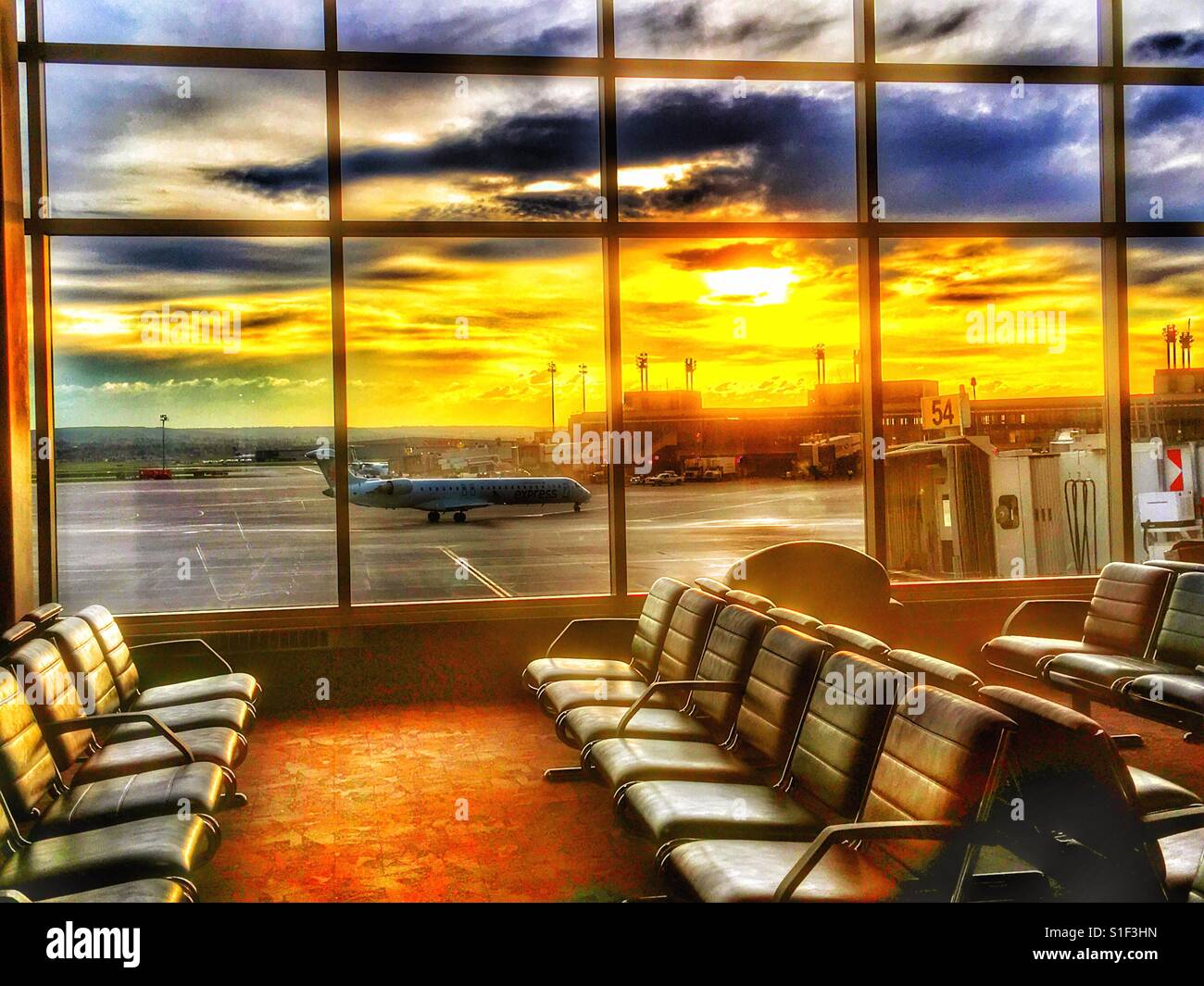 Calgary airport hi-res stock photography and images - Alamy