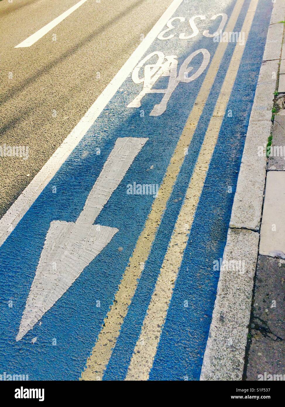 Road lane markings cycle hi-res stock photography and images - Alamy