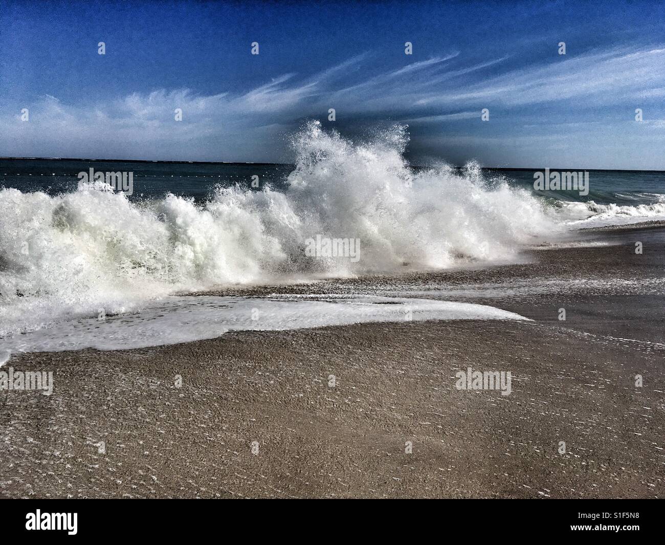 Wave crashing on beach hi-res stock photography and images - Alamy