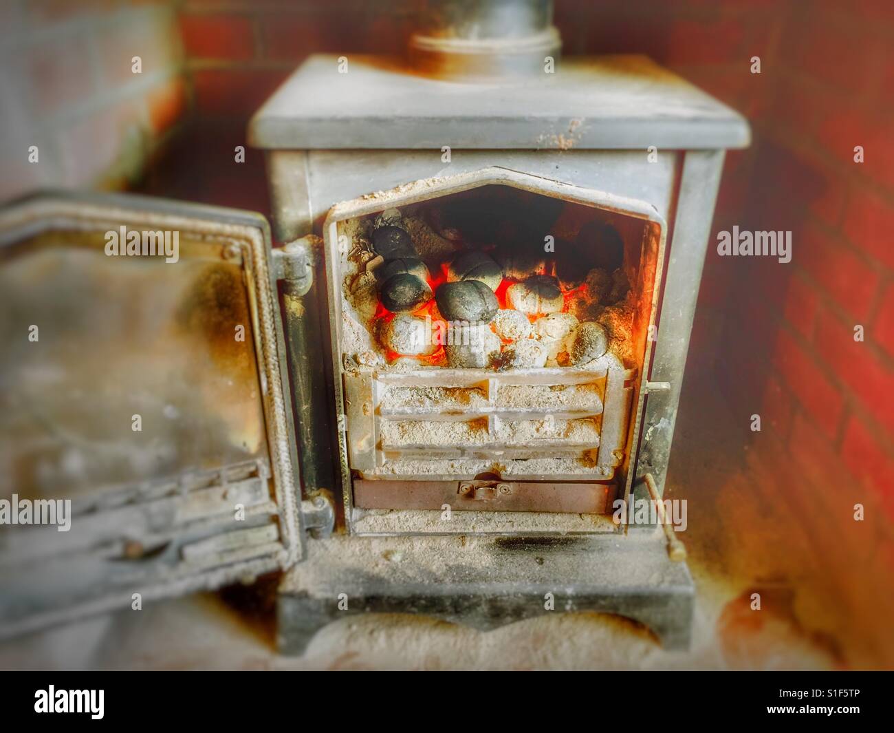 Domestic coal fire hi-res stock photography and images - Alamy