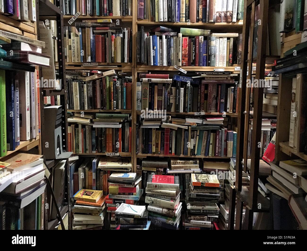 Overflowing books hi-res stock photography and images - Alamy