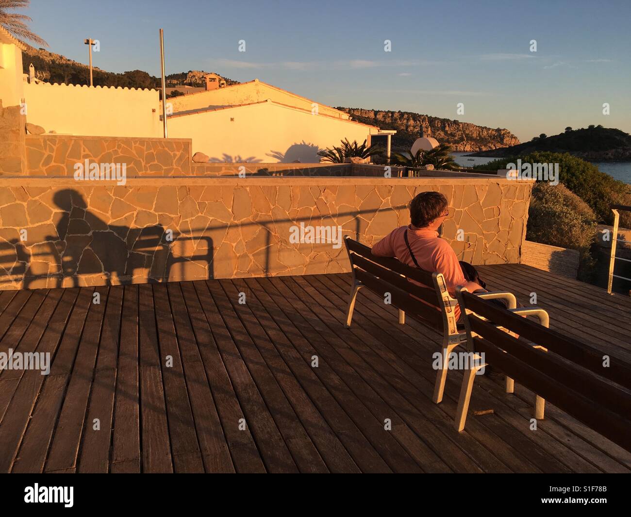 Man sitting on bench at sunset hi-res stock photography and images - Alamy