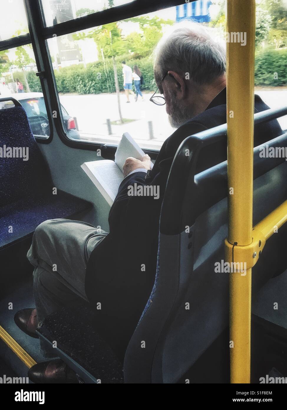 Very old man bus hi-res stock photography and images - Alamy