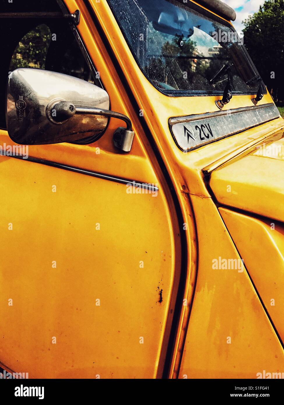 Yellow 2cv hi-res stock photography and images - Alamy