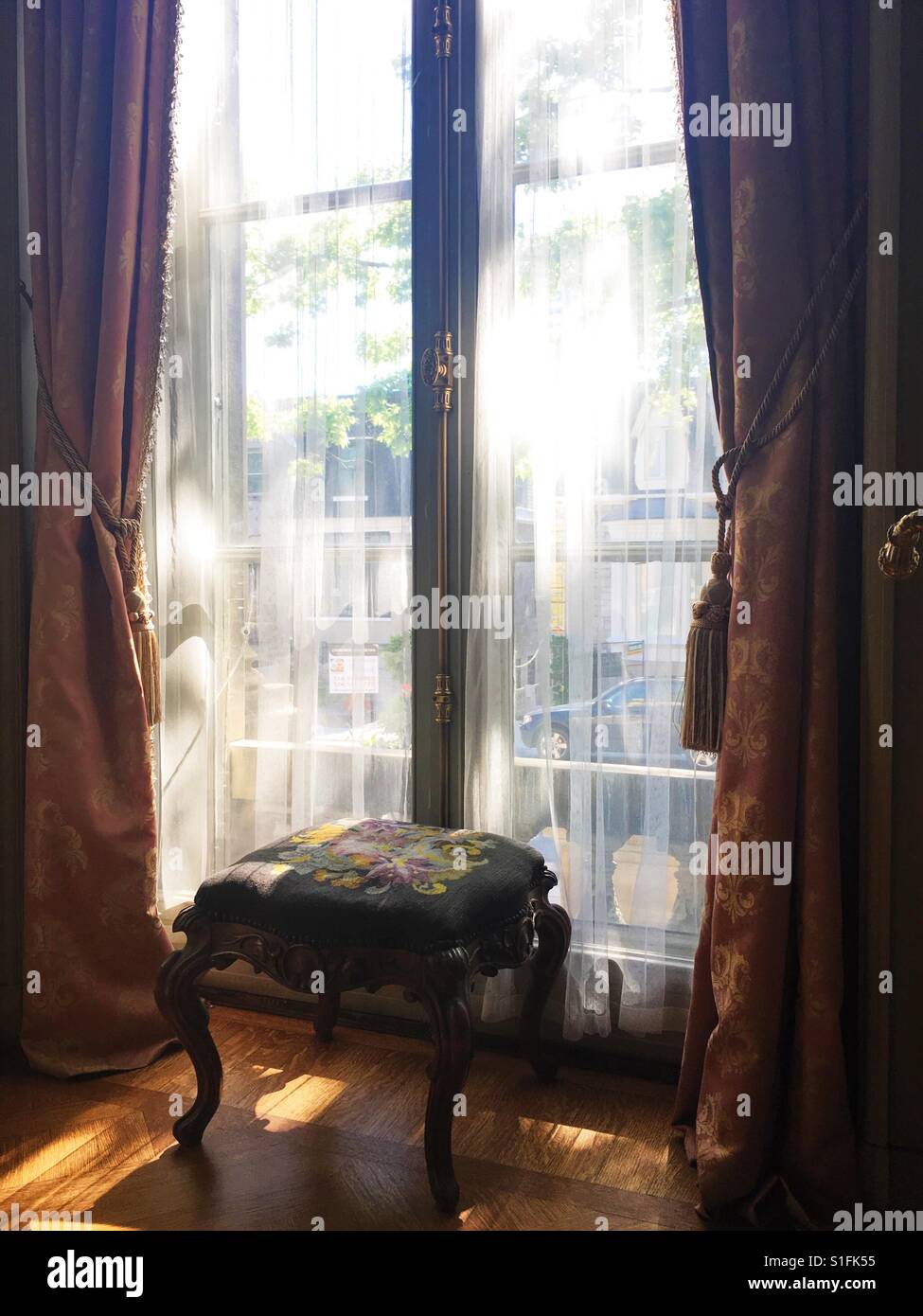 Luxury antique interior hi-res stock photography and images - Alamy