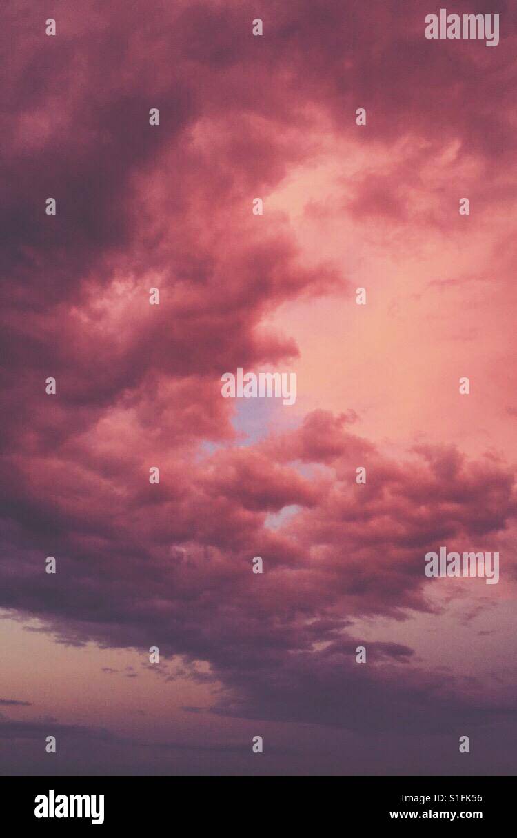 Pink sky and clouds hi-res stock photography and images - Alamy