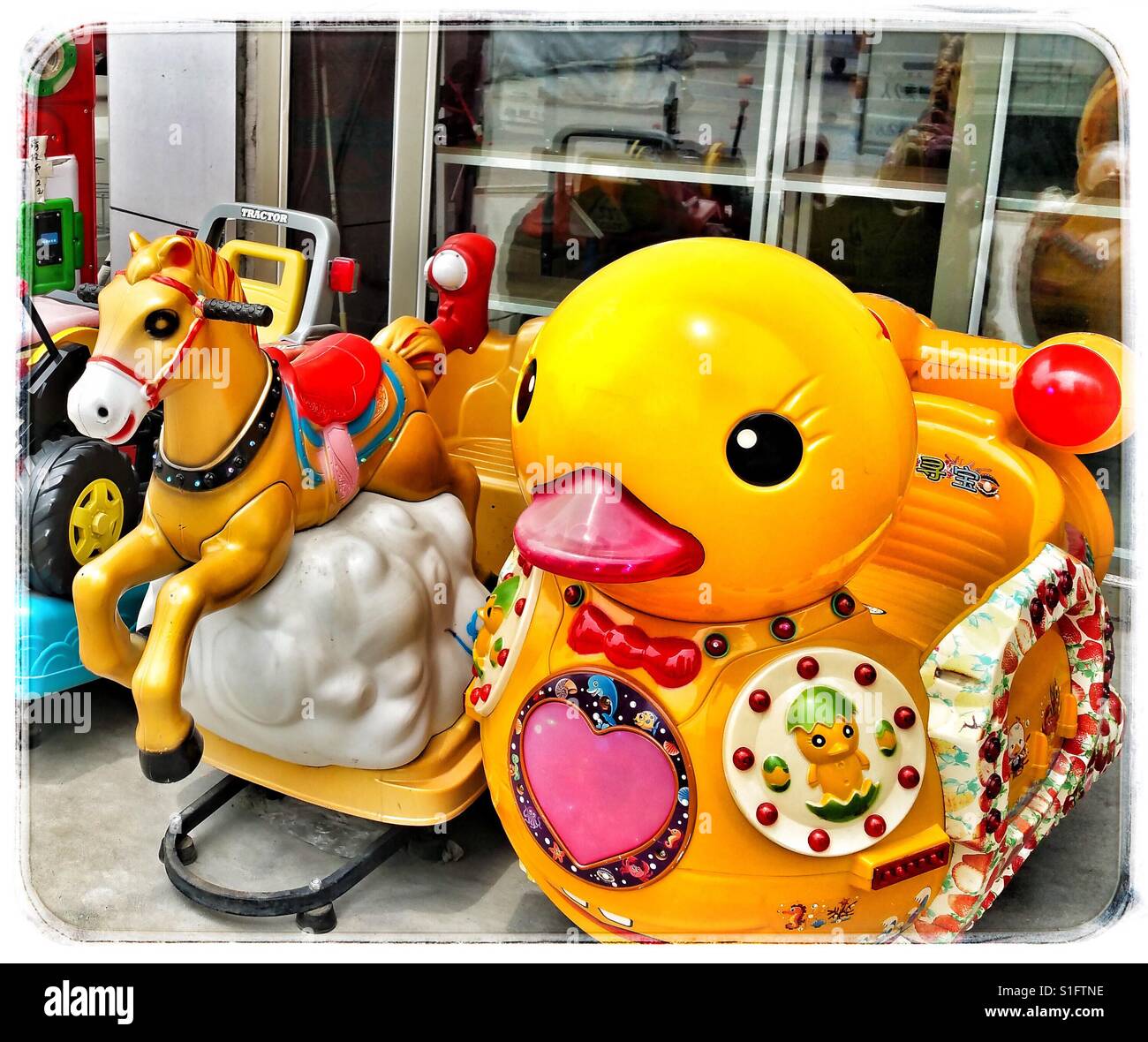 Childrens rides hi-res stock photography and images - Alamy