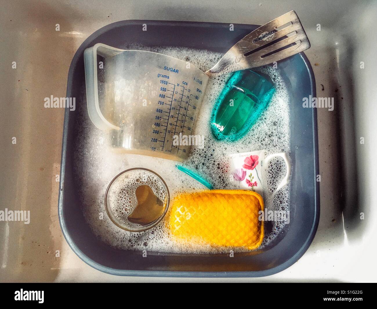 Bowl of soapy water hi-res stock photography and images - Alamy