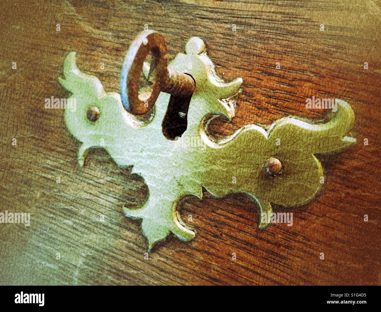 Antique lock and key in an old oak desk Stock Photo - Alamy