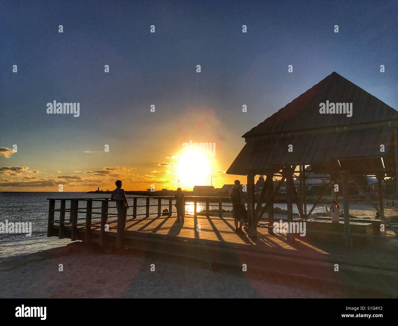 People enjoying sunset hi-res stock photography and images - Alamy