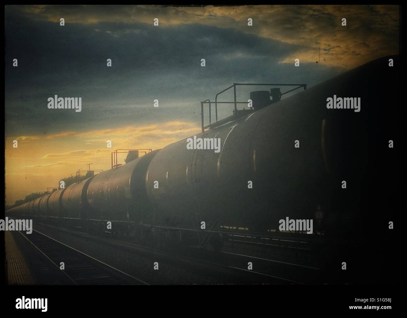 Train sunset hi-res stock photography and images - Alamy