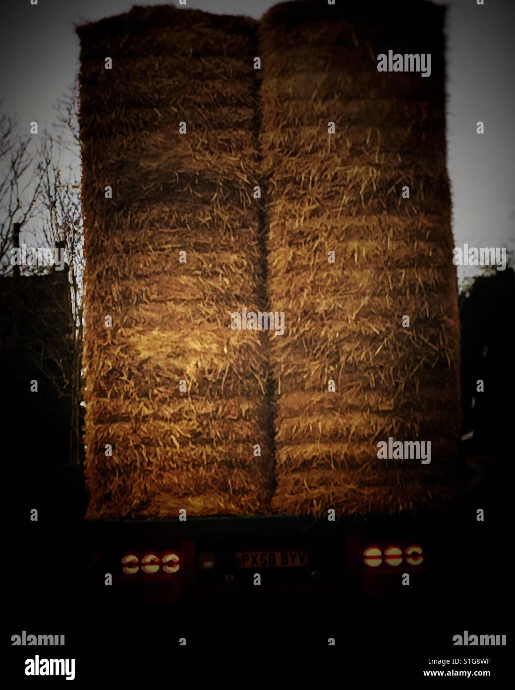 Straw lorry truck load hi-res stock photography and images - Alamy