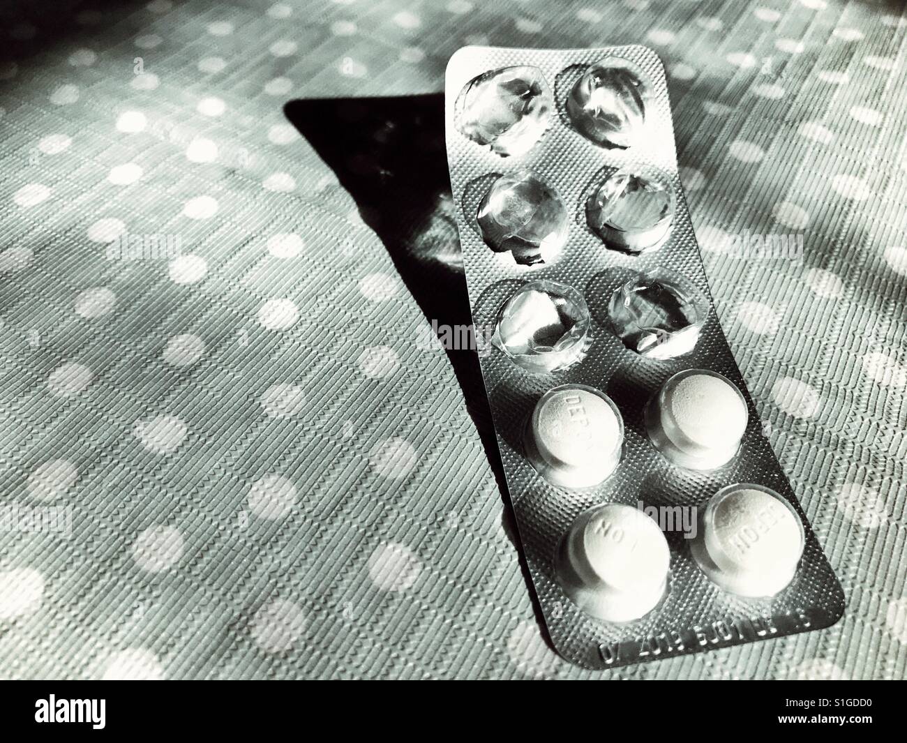 Pill on table hi-res stock photography and images - Alamy