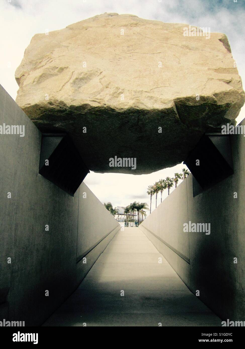 Levitated mass hi-res stock photography and images - Alamy