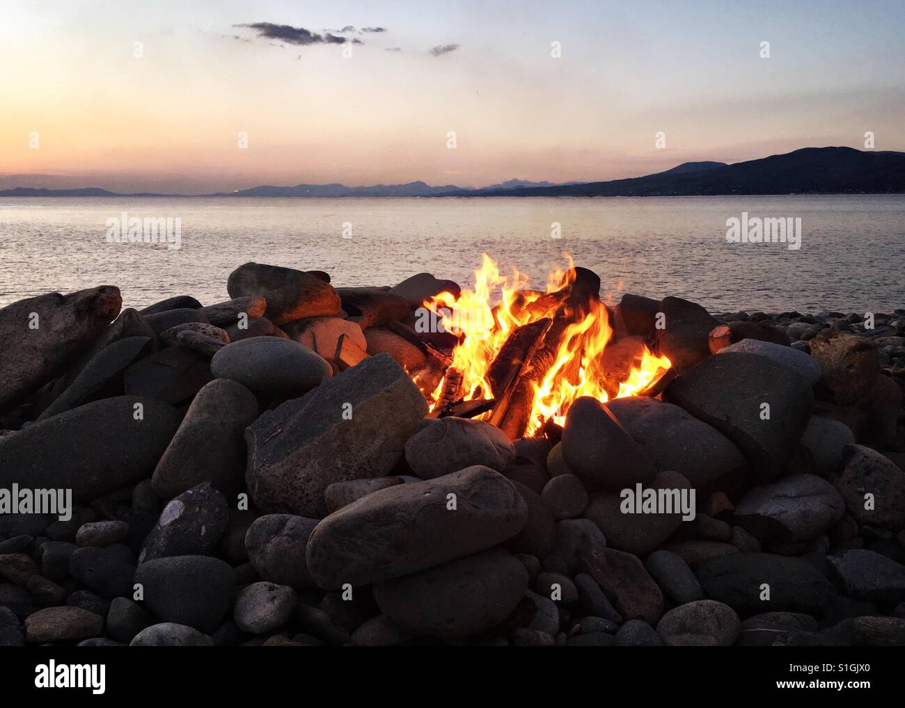 Campfires hi-res stock photography and images - Alamy
