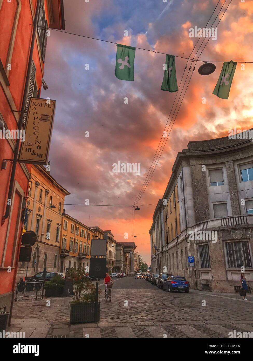 Sunset sky buildings street hi-res stock photography and images - Alamy