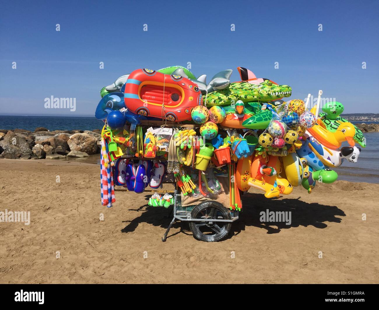 Plastic on the beach hi-res stock photography and images - Alamy