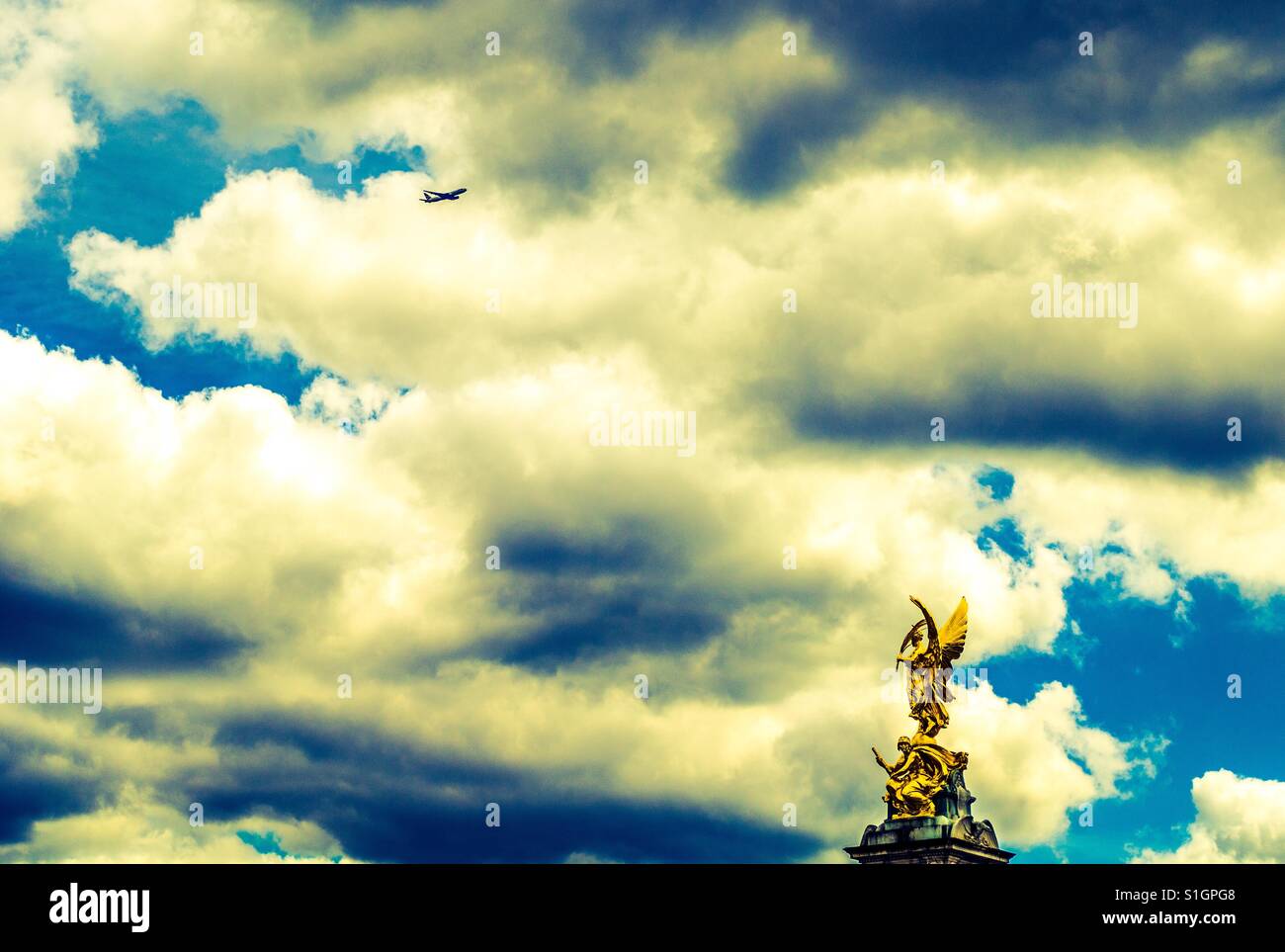 Victory statue buckingham palace hi-res stock photography and images ...