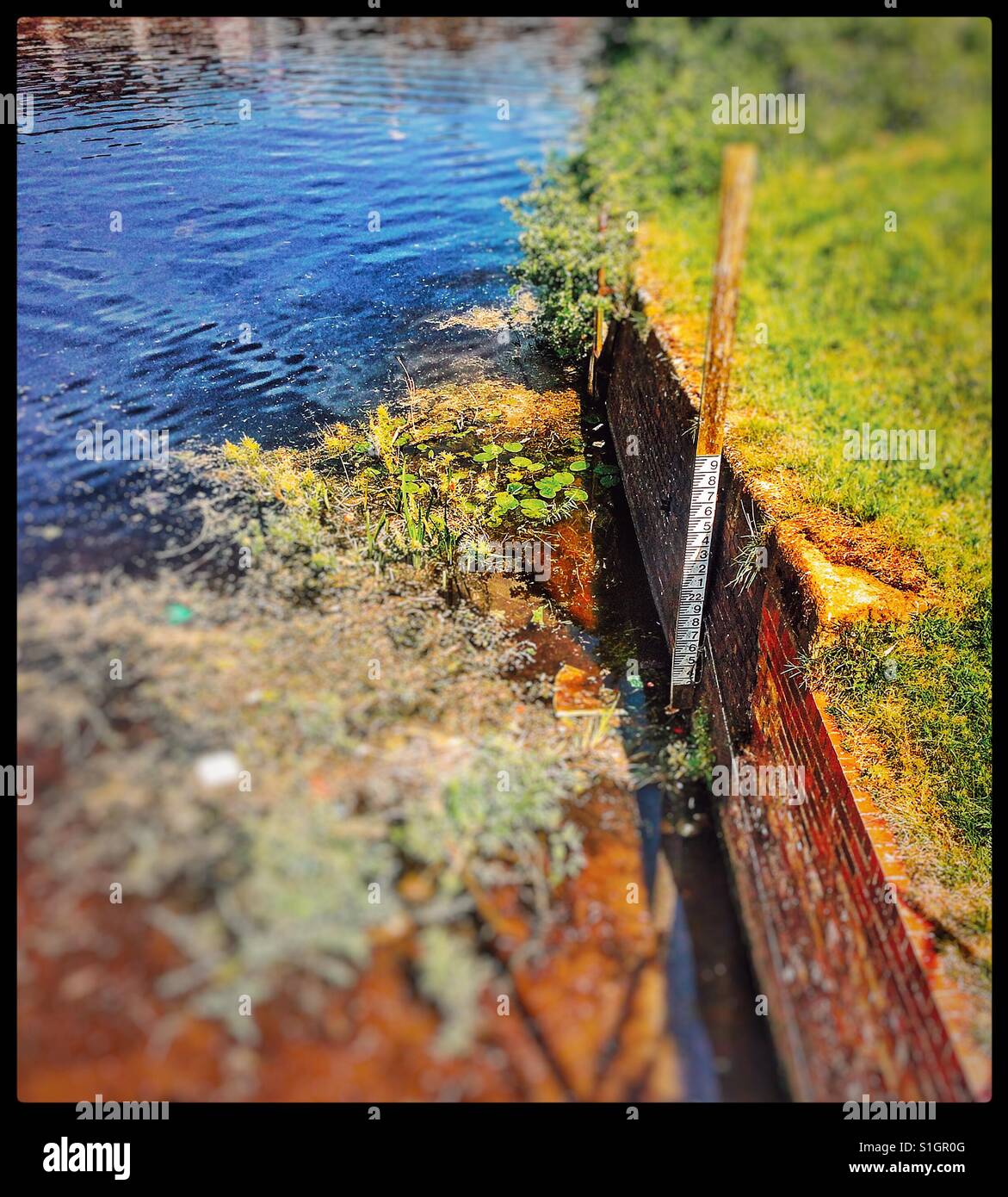 River height marker hi-res stock photography and images - Alamy